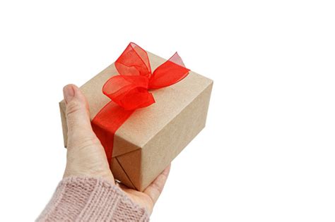 흰색 배경에 고립 된 빨간 활과 크래프트 종이에 싸여 선물 상자를 들고 여자 손 공휴일에 대한 스톡 사진 및 기타 이미지 공휴일 기념일 나비매듭 Istock