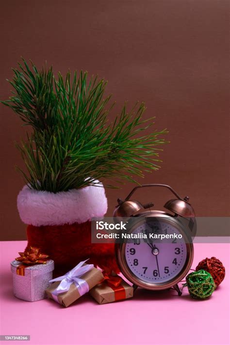 선물 크리스마스 장식 컬러 배경에 알람 시계와 새해 정물 복사 공간으로 닫습니다 세로 사진 12월에 대한 스톡 사진 및 기타 이미지 Istock