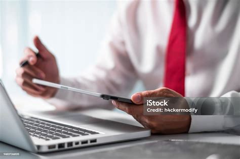 태블릿을 사용하는 사업가의 손을 닫습니다 비즈니스 및 기술 개념 검색에 대한 스톡 사진 및 기타 이미지 검색 경영자 교육 Istock