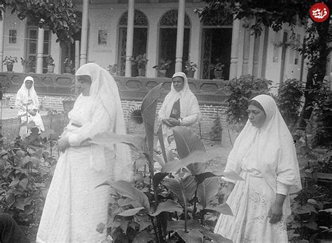 ژست بامزۀ یک بَرده با سیگار در حضور دختر ناصرالدین شاه