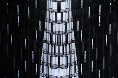 고층 오피스 빌딩의 컴퓨터 그래픽 이미지 어둡고 밝은 부분과 마천루 Midsection 현대 건축 건설 업계의 기술 주제에 그런 지 추상적인 이미지 0명에 대한 스톡 사진