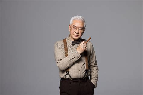 Lovepik صورة  501732810 Id صورة فوتوغرافية بحث صور رجل كبير يحمل