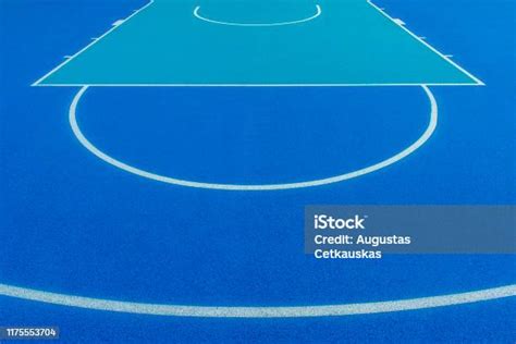새로 만든 야외 농구 코트의 추상적이고 푸른 배경 눈에 보이는 아스팔트 질감 갓 그린 라인 개념에 대한 스톡 사진 및 기타 이미지 Istock