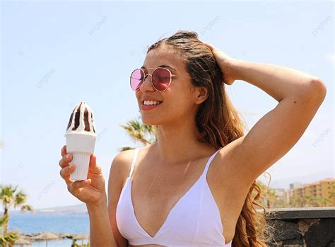 テネリフェ島のビーチで夏の楽しみ サングラスをかけてアイスクリームを楽しむゴージャスな女の子 写真背景 無料ダウンロードのための画像