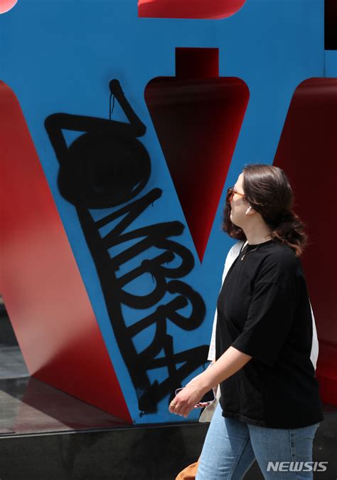 훼손된 유명 팝아트 작품 Love