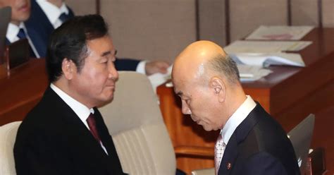 자리로 돌아가는 이효성 방통위원장