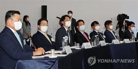 정부 발표 경청하는 강한승 쿠팡 대표 연합뉴스
