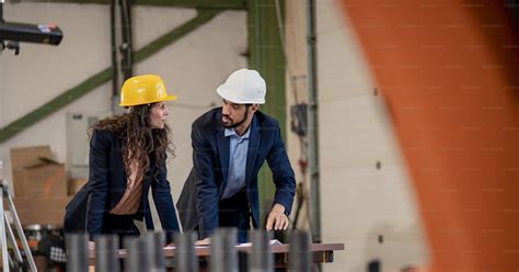 산업용 로봇 공장에서 동료에게 기계를 보여주는 남자 엔지니어 사진 Unsplash의 슬로바키아 이미지