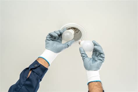 전기 기술자는 절전을 위해 집에 Led 전구를 설치합니다 아파트 내부의 조명 변경 수정 홈 서비스 개념입니다 개념에 대한 스톡 사진 및 기타 이미지 Istock