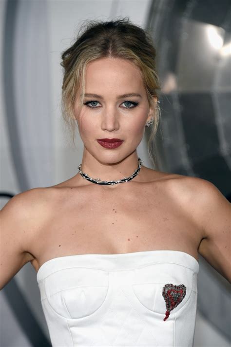 Ego Jennifer Lawrence Usa Vestido Tomara Que Caia Em Première De