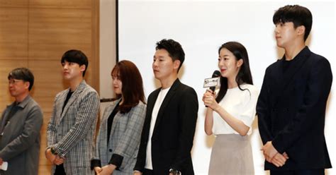 영화 임을 위한 행진곡 국회 시사회 인사하는 배우들