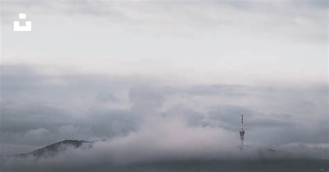 멀리 탑이 있는 안개 낀 하늘 사진 Unsplash의 무료 날씨 이미지