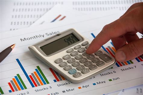 그래프 분석 배경이있는 손으로 누르는 계산기 비즈니스 분석 개념 0명에 대한 스톡 사진 및 기타 이미지 0명 감소 개념 Istock