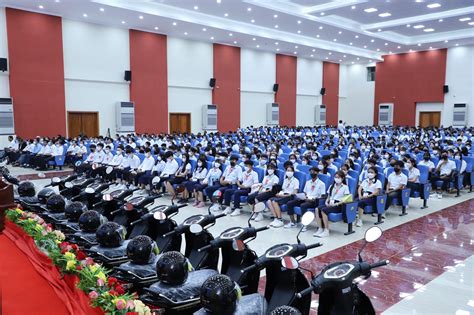 សិស្ស និទ្ទេស A ៣៤នាក់ ទទួល បាន ម៉ូតូ ម្នាក់ ១គ្រឿង ពី រដ្ឋបាលខេត្ត កណ្ដាល