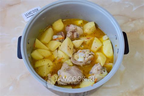 Куриные бедрышки в мультиварке с картошкой — рецепт с фото пошагово