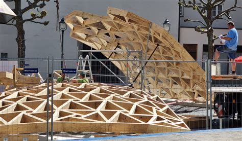 Timber Gridshell Assembles Free Form Shapes Combining Trivalent And
