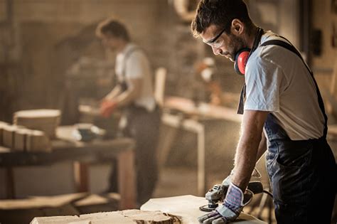 젊은 목수 나무의 조각에서 작업 하는 동안 샌 더를 사용 하 여 Diy에 대한 스톡 사진 및 기타 이미지 Diy 가구