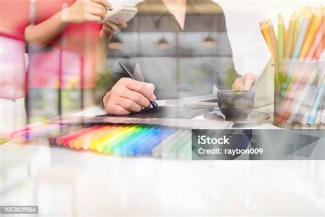 디자이너 그래픽 팀 회의 창조적인 창의력 일 태블릿 디자인 아티스트 컬러 아이디어 스타일 네트워킹을 착 색 Cmyk에 대한 스톡