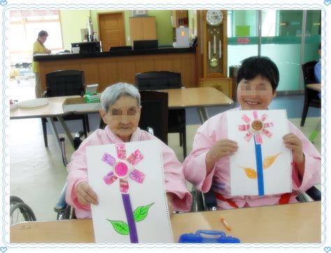 사진보기 활동사진 미술치료종이컵 꽃만들기