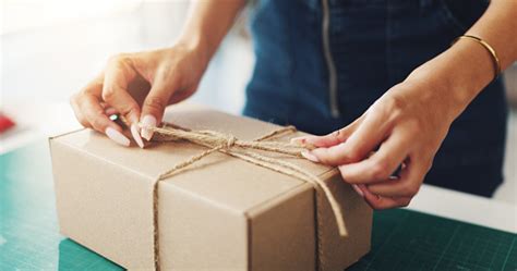 사람 손 및 유통 산업에서 물류 포장 또는 배송을 위한 끈이 있는 상자 근접 촬영 유통 업체 또는 소포 운송 공급망 또는 수출 및 수입 사업을위한 매듭 20 24세에 대한