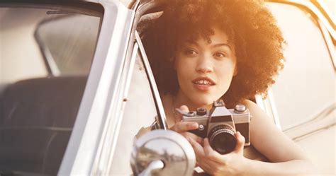 도로 여행에서 젊은 여성과 함께 카메라 사진을 찍고 열린 길에서 여행 관광 및 자유를 즐기십시오 여행이나 모험에서 관광하는 동안 사진을 찍는 여성 사진 작가 18 19세에