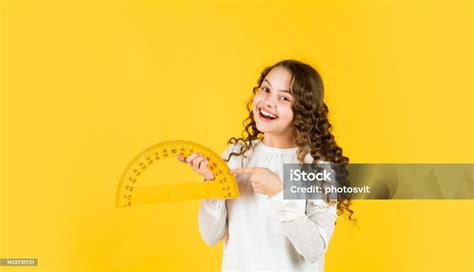 지식에 대한 흥분 수학과 사람 개념 기하학적 모양 현대 교육 개념 각도기와 삼각형 통치자가있는 소녀 학교로 돌아 가기 Stem 학교 분야 복사 공간 각도에 대한 스톡 사진