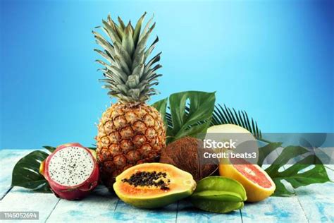 야자수가 있는 해변에서 신선한 열 대 과일이 제공 됩니다 열 대 과일 오렌지 아나 나 파인애플 망고 모듬 0명에 대한 스톡 사진 및 기타 이미지 Istock