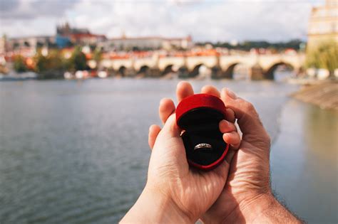 남자와 여자는 약혼 반지 앞 찰스 다리와 빨간 상자를 들고있다 체코 프라하에서 결혼제안 필름 효과 사진의 저자 처리 반지에 대한 스톡 사진 및 기타 이미지 Istock