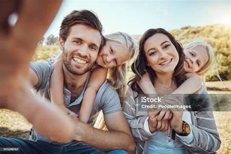 셀카 공원 자연 주말 및 휴일에서 양질의 시간을 즐기는 부모와 함께 아이들의 초상화 가족 사랑 행복한 여자 엄마와 아빠는 사진 본딩을 위해 미소를 짓고 함께 긴장을 풀고