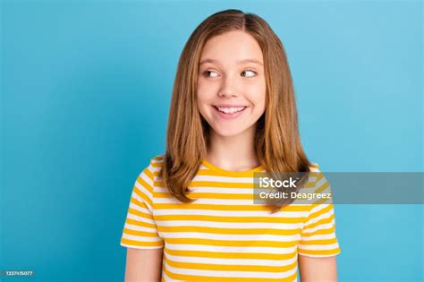 사랑스러운 긍정적 인 학교 아이의 초상화는 푸른 색 배경에 고립 된 빈 공간 이빨 미소에 관심이 있는 보인다 T 셔츠에 대한 스톡 사진 및 기타 이미지 Istock