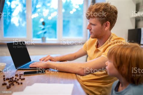 생강 소년은 옆에 앉아 그의 아버지를 태우고 그림을 그립니다 25 29세에 대한 스톡 사진 및 기타 이미지 25 29세 2명 4 5세 Istock