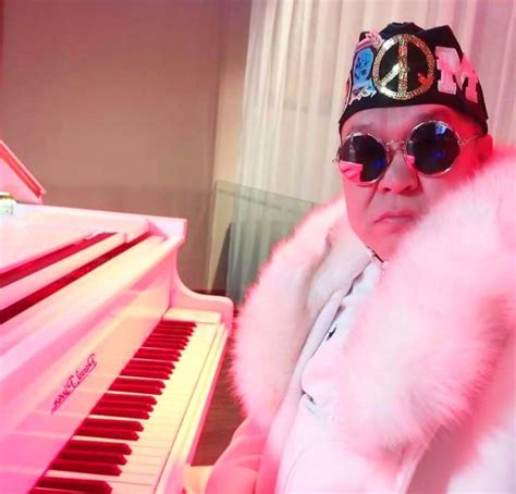 "Хар тас" Марка: Бор дарсанд алтан сайхан насныхаа 25 жилийг үрчихсэн ...