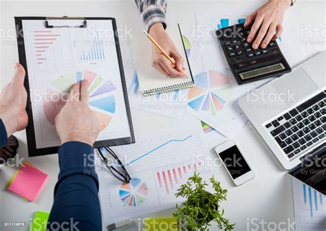 차트 및 그래프를 보여주는 그들의 성공적인 팀워크의 결과 논의 하는 비즈니스 사람 경제에 대한 스톡 사진 및 기타 이미지