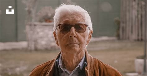 검은 액자 안경을 쓴 갈색 재킷을 입은 남자 사진 Unsplash의 무료 이탈리아 이미지