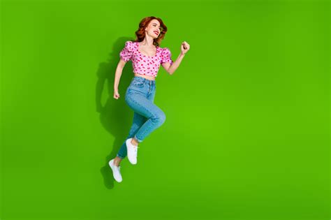 전체 길이 사진 반짝 반짝 매력적인 레이디 옷을 입은 프린트 탑 점프 높은 실행 빈 공간 고립 된 녹색 배경 20 24세에 대한 스톡 사진 및 기타 이미지 Istock