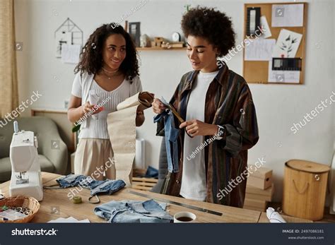 Im Genes Fotos De Stock Objetos En D Y Vectores Sobre Lesbianas Haciendo Tijera Shutterstock