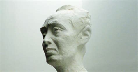 황소와 곰의 조각가 스승의 얼굴을 빚다