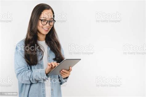 흰색 배경에 고립 된 태블릿 컴퓨터를 사용하여 웃는 젊은 여자 태블릿에 대한 스톡 사진 및 기타 이미지 태블릿 한 명의