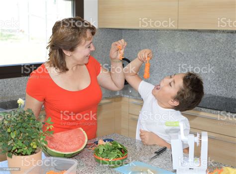 어머니와 아들이 점심을 준비 하 고 미소를 지었다 조각 한 당근 농담 2명에 대한 스톡 사진 및 기타 이미지 2명 가정 생활 가정 주방 Istock