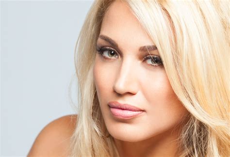 Η γυμνή φωτογράφιση της Κωνσταντίνας Σπυροπούλου φωτο Aftodioikisi Gr