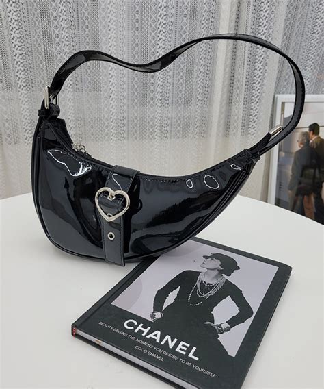 당출y2k 애나멜 하트버클 반달 숄더백 언발런스 키치 가방 에이블리