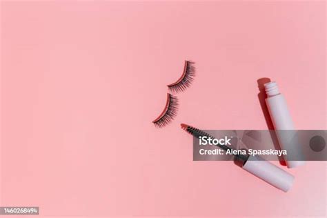 핑크 클리어 마스카라 브러시는 열린 튜브 옆에 있고 핑크 배경에 인조 속눈썹이 있습니다 메이크업 화장품 세트 플랫 레이 평면도 0명에 대한 스톡 사진 및 기타 이미지