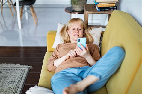 소파에 누워 모바일을 사용하여 화상 통화를하는 성인 여성 가정 생활에 대한 스톡 사진 및 기타 이미지 가정 생활 레저 활동 여자 Istock