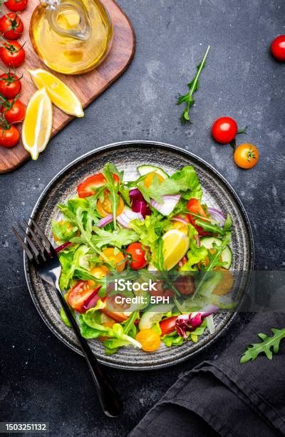 다채로운 토마토 신선한 오이 적양파 양상추 루꼴라를 곁들인 여름 비건 야채 샐러드 검은색 테이블 배경 평면도 건강한 식생활에 대한 스톡 사진 및 기타 이미지 Istock