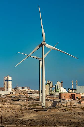 화력 발전소와 해안 근처의 일련의 풍력 터빈 풍력 발전 단지 에코 필드 배경에 푸른 하늘과 Eolic 공원 녹색 생태 및 전력 에너지 생성 개념 0명에 대한 스톡 사진 및