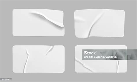 흰색 접착 직사각형 스티커는 세트를 모의 구겨진 주름이 있는 주름이 있는 흰색 접착제 용지 또는 플라스틱 스티커 라벨을 비릅니다 템플릿 레이블 태그가 닫힙습니다 3d 사실적