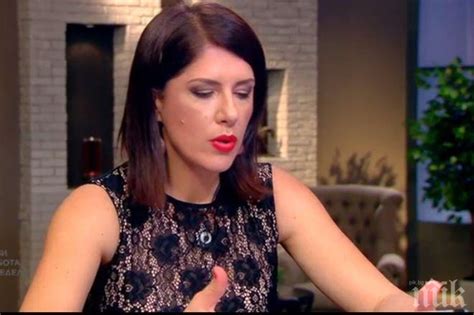 БОМБА В ЕФИР Водещата с баджаците показа и друго Бельото на Жени Марчева лъсна