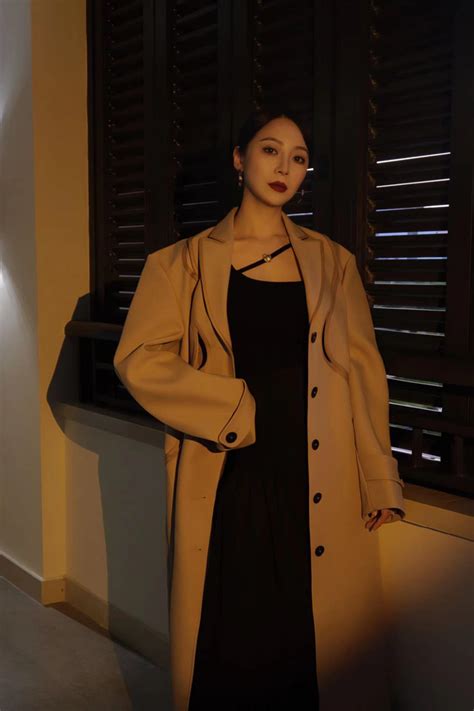 《狂飙》程程火了，造型成职场穿搭模板，早期照片曝光好清纯