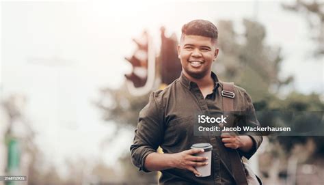 남자 미소와 직장에서 출퇴근 생각 및 여행 아이디어에 대한 커피와 함께 도시를 걷습니다 인도 남자 에스프레소를 마시며 사무실로