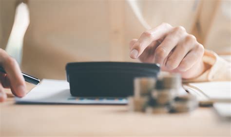계산기로 회사 재무 문서의 수치를 계산하는 사업가회사 재무 데이터 분석예산 평가 및 검토 계획재무 및 투자의 개념 검사 보기에